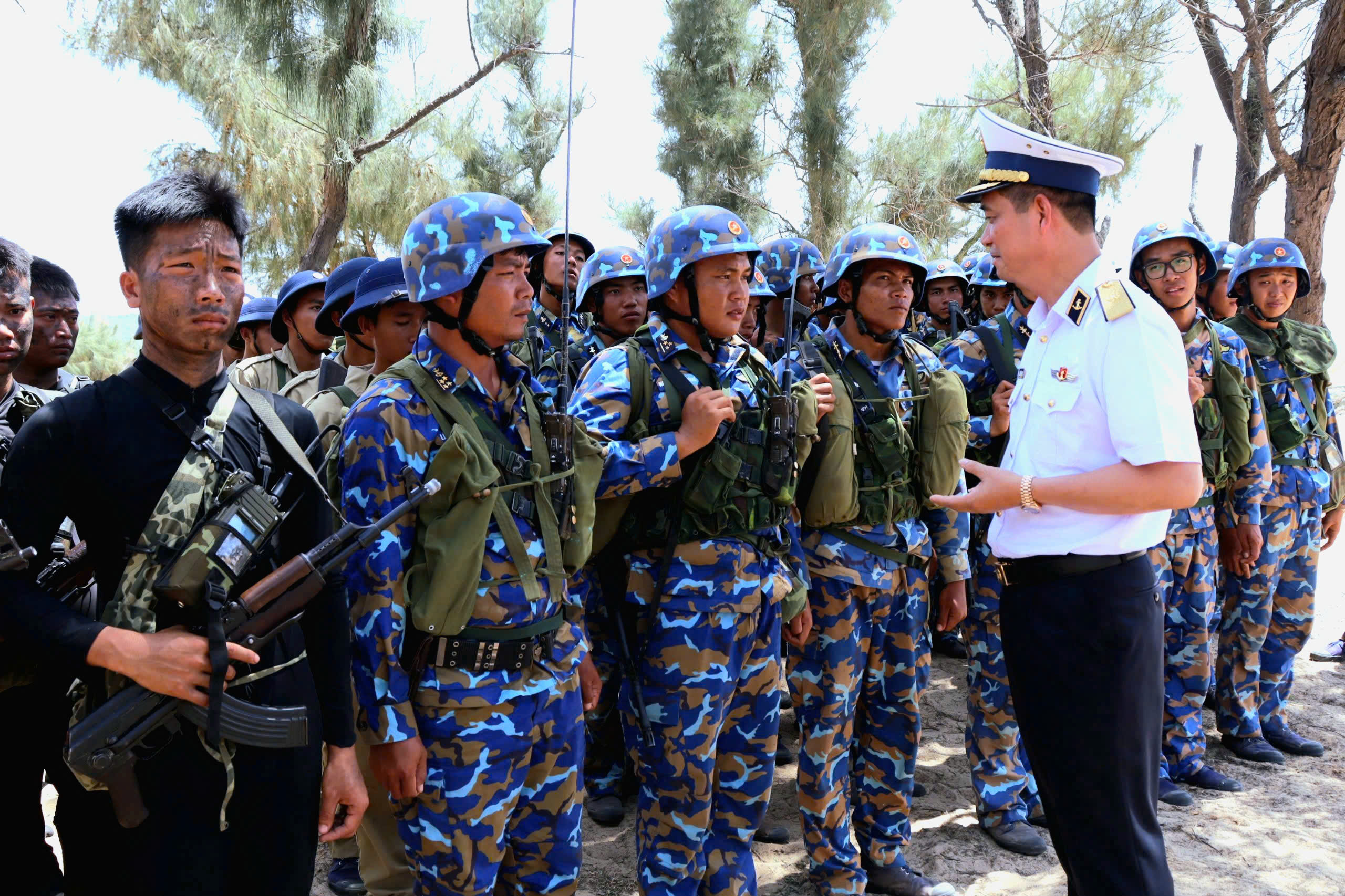 Chính ủy Hải quân kiểm tra, động viên lực lượng huấn luyện dã ngoại... - Báo Hải quân Việt Nam